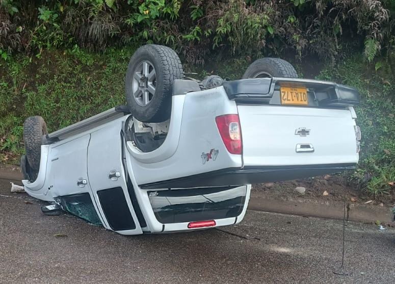 Volcada quedó esta camioneta en la vía Florencia - Suaza - Lente Regional